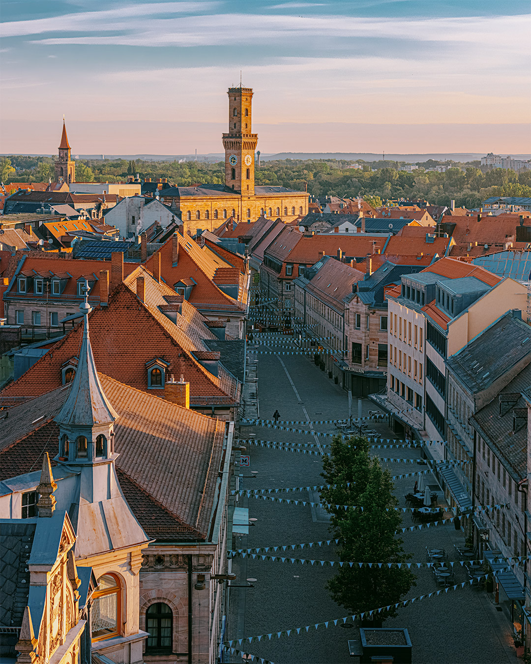 Fußgänger Zone Fürth / Schwabacher Straße mit Rathaus und Girlanden ...